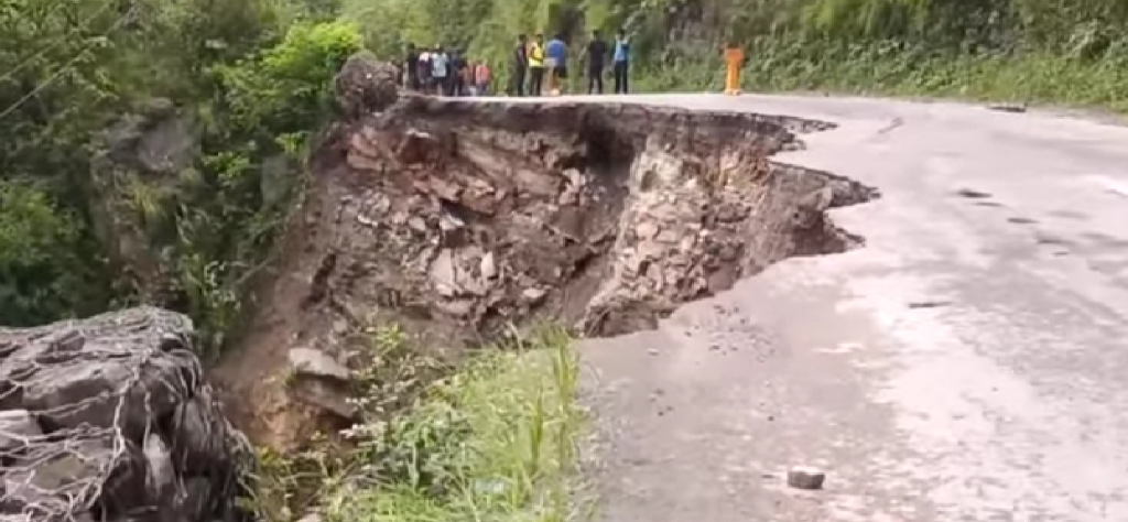 आँबुखैरेनी–मुग्लिन खण्ड : ठूला सवारीलाई निषेध, राति पूर्ण रूपमा बन्द ...