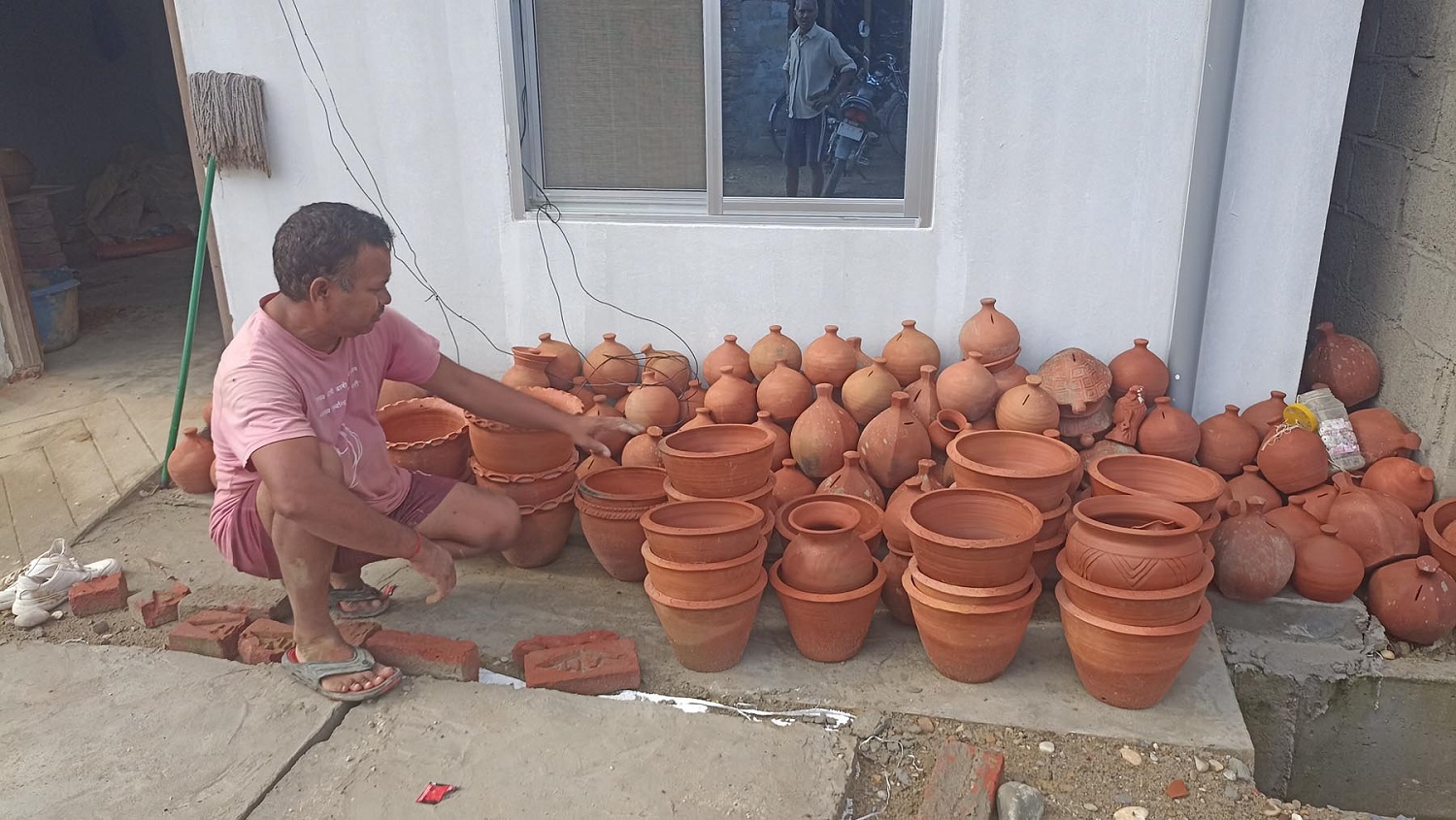 माटोका भाँडा नबिक्दा पेसा संकटमा – NepalWatch